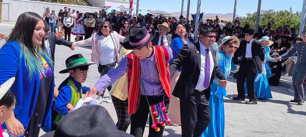 Huara celebra con un emotivo acto patriótico y desfile cívico | La Mega Fm